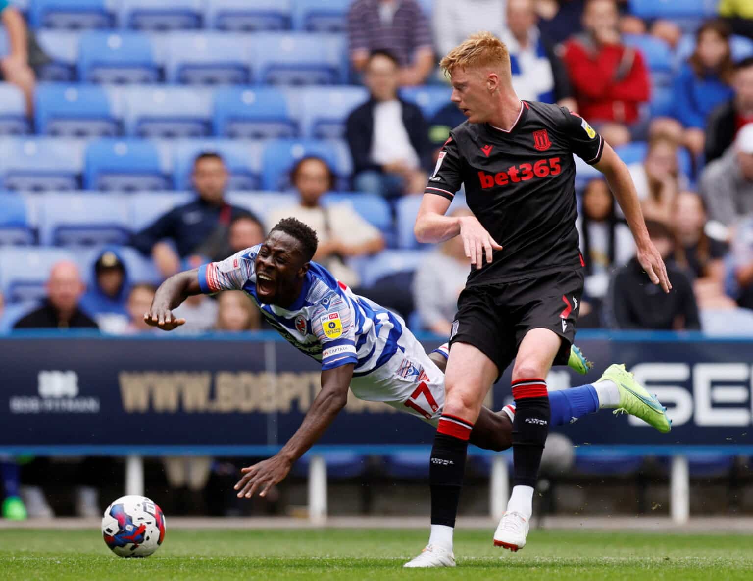Oldham Athletic sign ex-Hull City and Stoke City man Sam Clucas