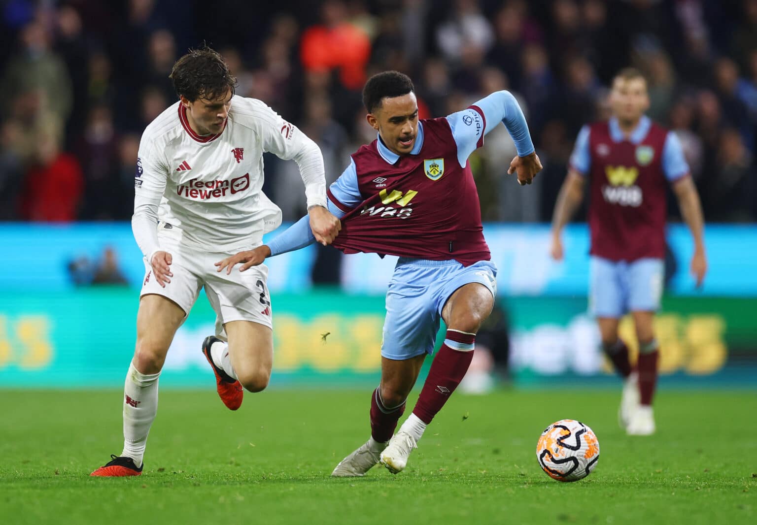 Leicester City target Burnley midfielder Aaron Ramsey